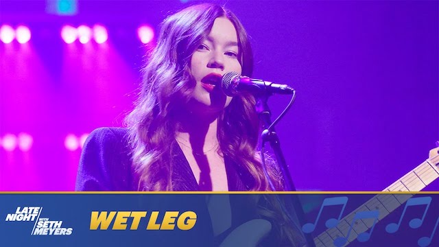 BEATINK.COM / WET LEG / 今最も注目を集めるバンド、ウェット・レッグが米人気番組 "Late Night with Seth Meyers" に登場し、「Chaise ...